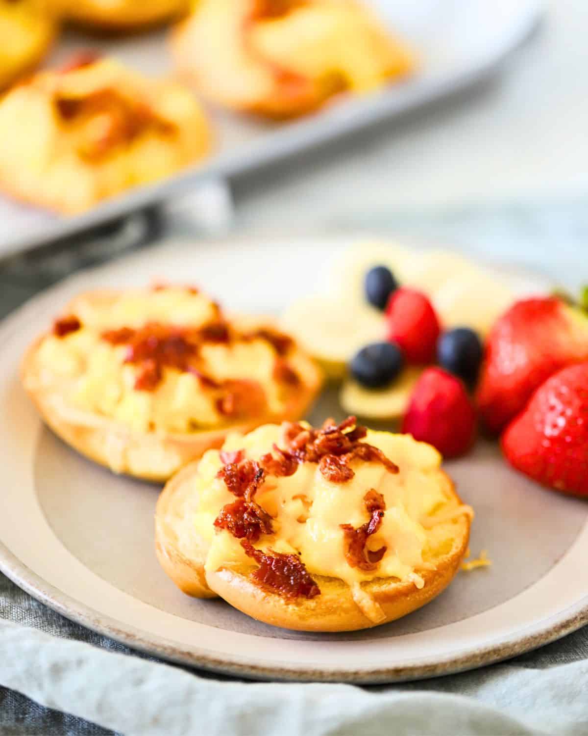 Easy Breakfast Bagel Recipe (egg, bacon, cheese) - Suburban Simplicity