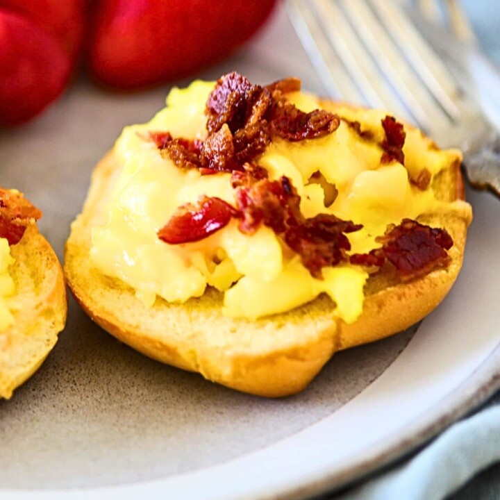 Easy Breakfast Bagel Recipe (egg, bacon, cheese) - Suburban Simplicity