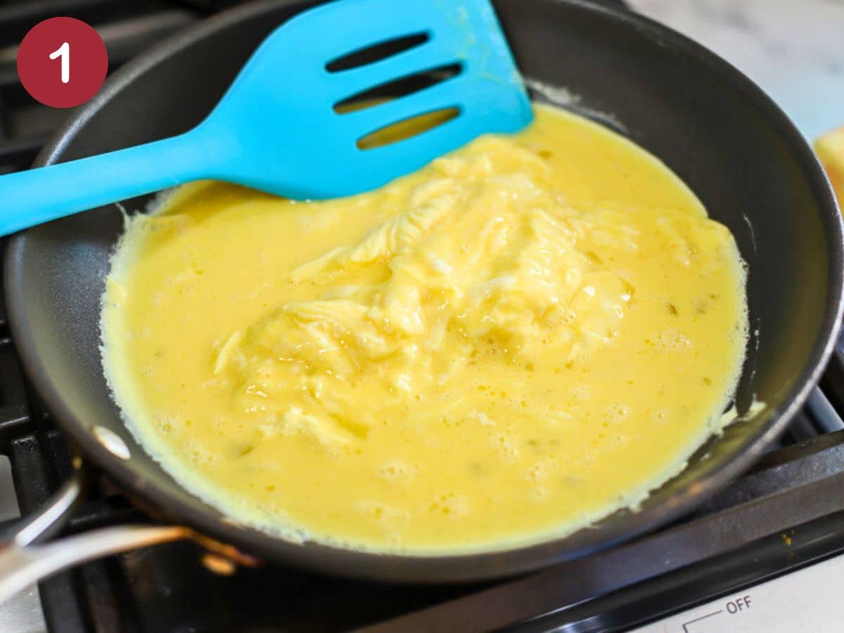 Easy Breakfast Bagel Recipe (egg, bacon, cheese) - Suburban Simplicity