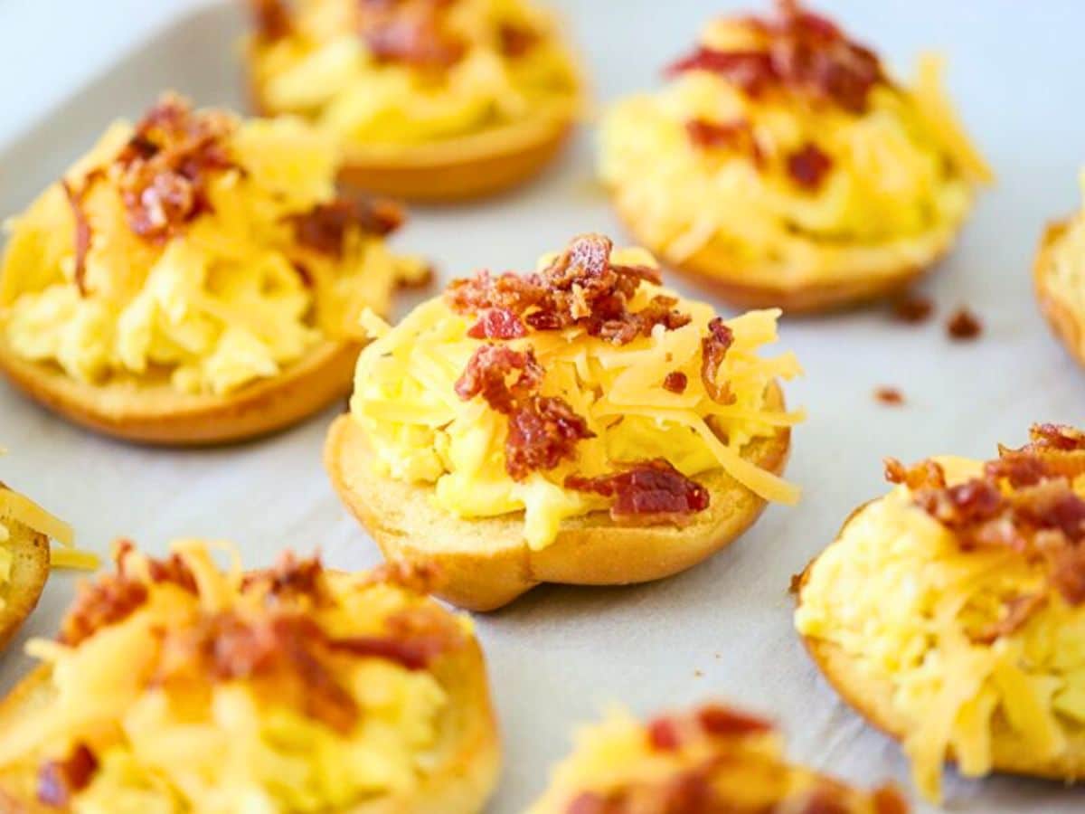Easy Breakfast Bagel Recipe (egg, bacon, cheese) - Suburban Simplicity