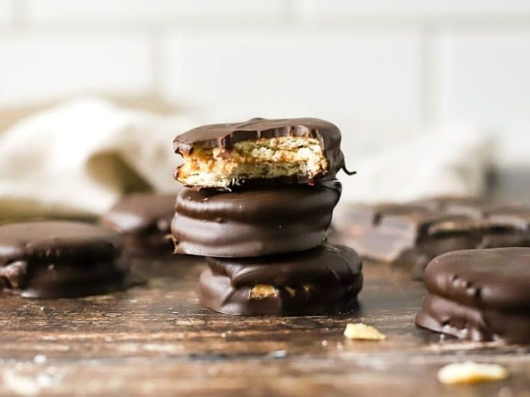 Chocolate Covered Ritz Crackers (Easy Recipe!) - Suburban Simplicity