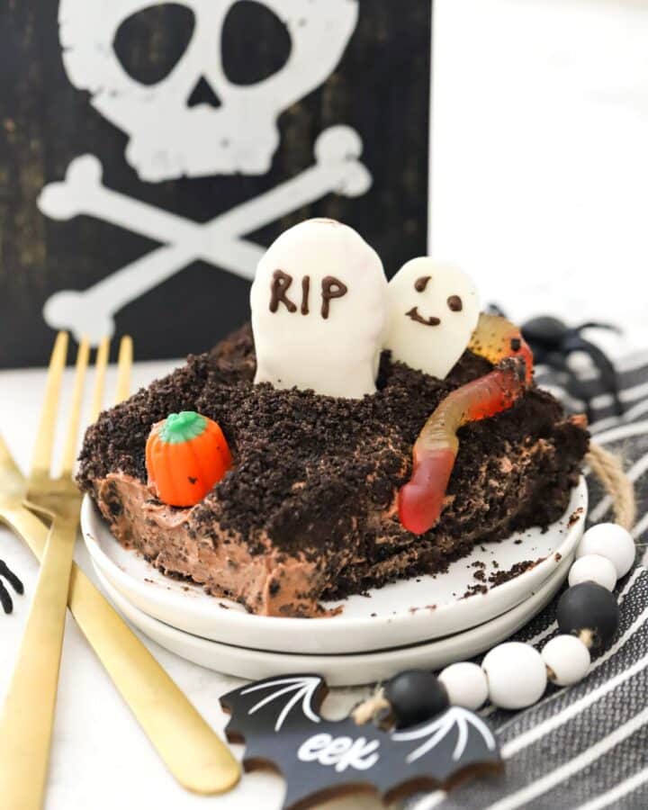 Easy Halloween Dirt Cake (with gummy worms) - Suburban Simplicity