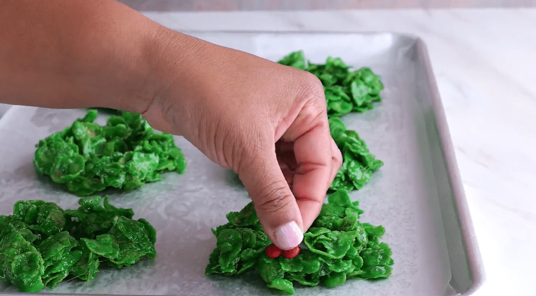 No Bake Cornflake Wreath Christmas Cookies (Video) - Suburban Simplicity